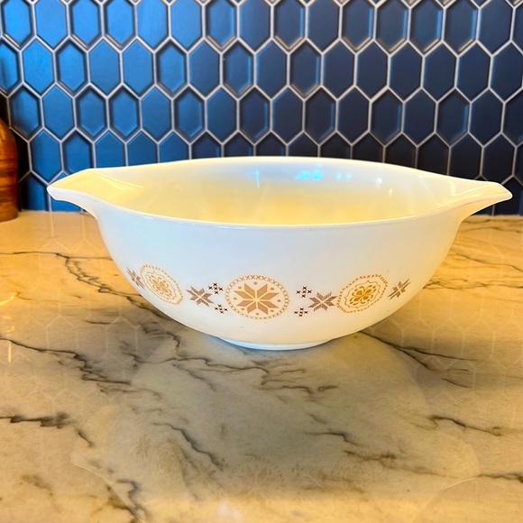 Pyrex | Kitchen | Vintage Pyrex 4 Qt Bowel | Poshmark